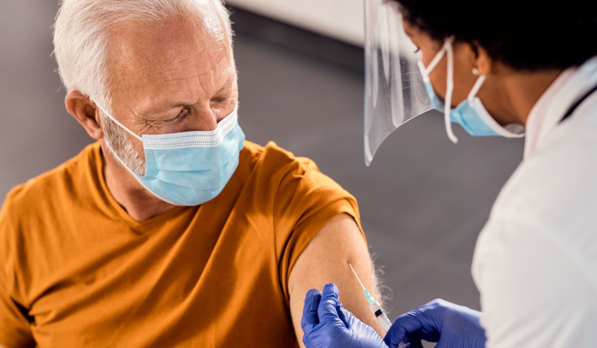 COVID: FDA autoriza la cuarta dosis de Pfizer y Moderna en adultos mayores de 50 años e ...