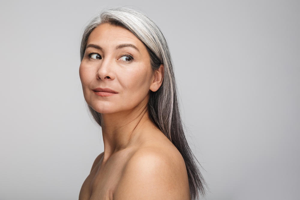 5 trucos para hacer tu cabello gris brillar en plateado - Estar Mejor