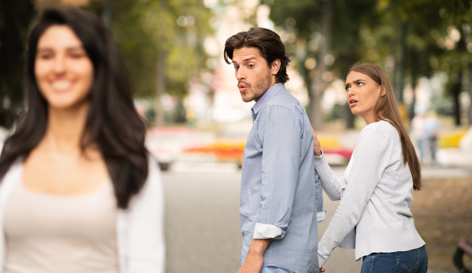 Mi novio voltea a ver a otras mujeres cuando está conmigo: qué hago ...