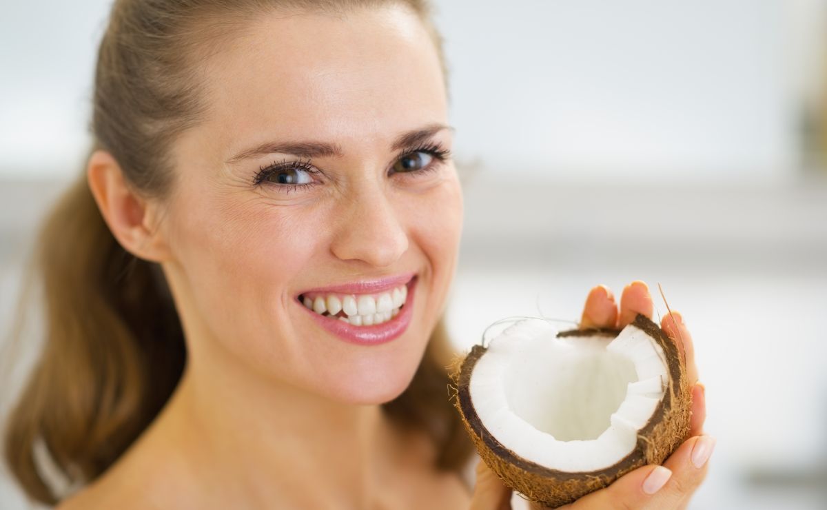 Comer coco reduce el riesgo de Alzheimer, revela estudio - Estar Mejor